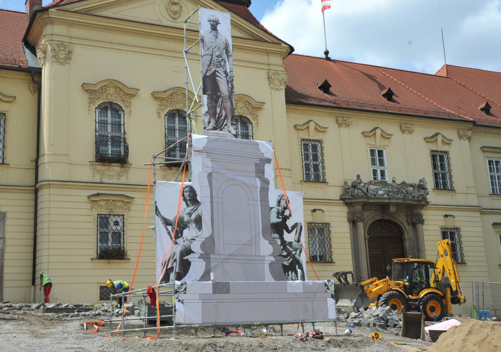 FOTO: Na Dominikánském náměstí stojí maketa sochy Josefa II., lidé ...