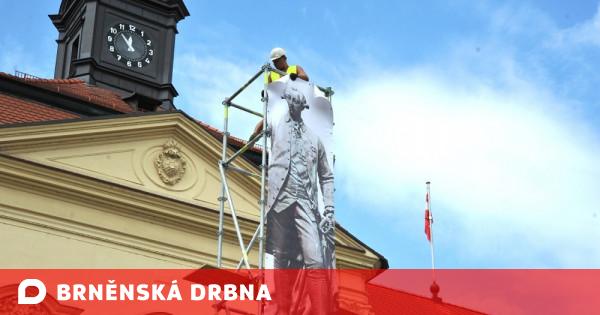 FOTO: Na Dominikánském náměstí stojí maketa sochy Josefa II., lidé ...