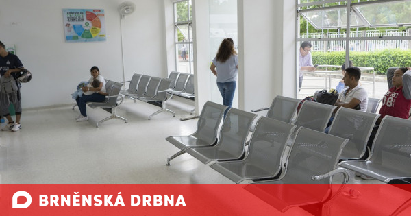 Ukopnu ti hlavu, hrozil opilec bez roušky pacientovi v čekárně