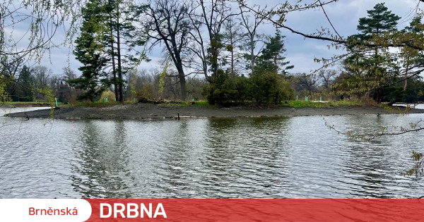 Pokračuje revitalizace Zámeckého rybníku v Lednici. Nádrž má nové břehy