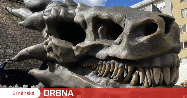 Před brněnskou radnicí straší drak. Přijel až z Nizozemska