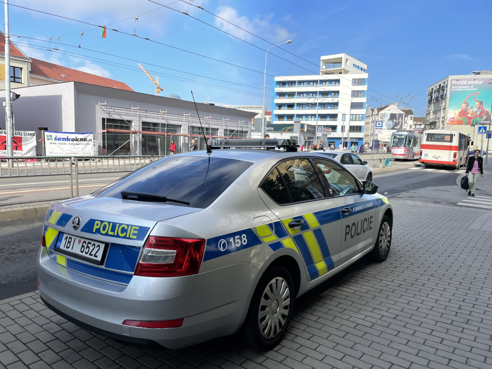 Žena v Brně si udělala pohodu na střeše obchoďáku. Píchala si tam heroin