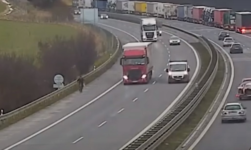 VIDEO: Cyklista děsil řidiče na D1. Podmínečně propuštěný vězeň chtěl ...