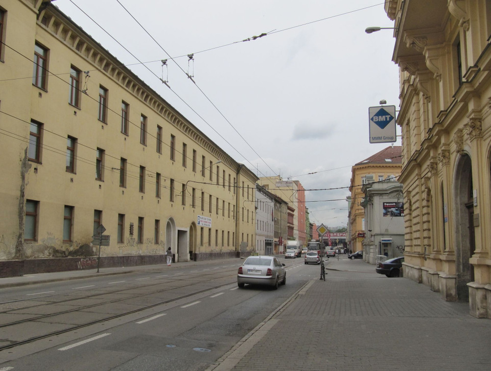 Bosá žena na pervitinu pobíhala po Brně s ukradenými obrazy. Strážníkům ...