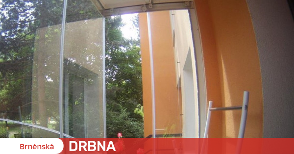 Muž z Brna si chtěl vyřídit účty s bývalou přítelkyní. Kopal do dveří a ...