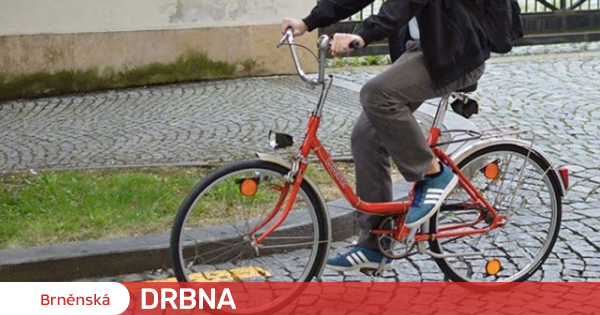 Opilý cyklista spadl na chodník a těžce se zranil. Nadýchal skoro čtyři ...