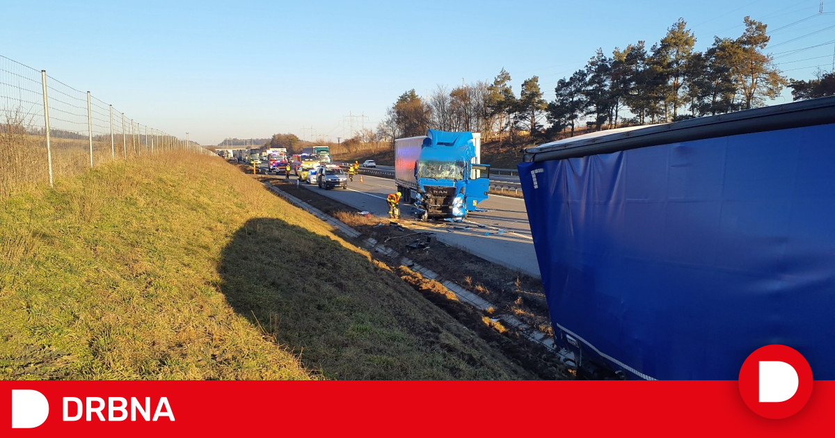 Dopravu na dálnici D1 u Brna zkomplikovala nehoda kamionů. Pro zraněného letěl vrtulník