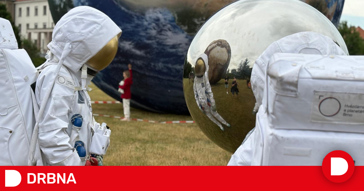 FOTOGALERIE: Vesmír v Brně. Na Kraví hoře vystavují obří planety