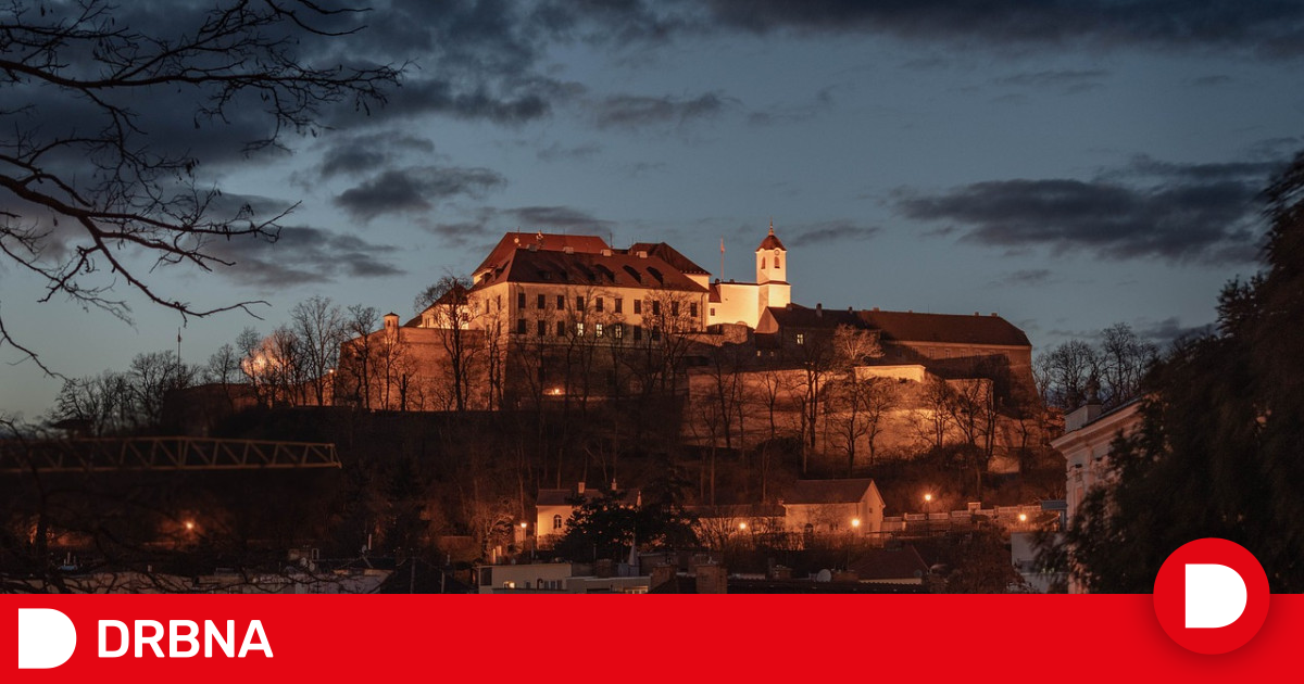 Mladý pár v Brně zaskočil personál hotelu, na střeše se kochal ...