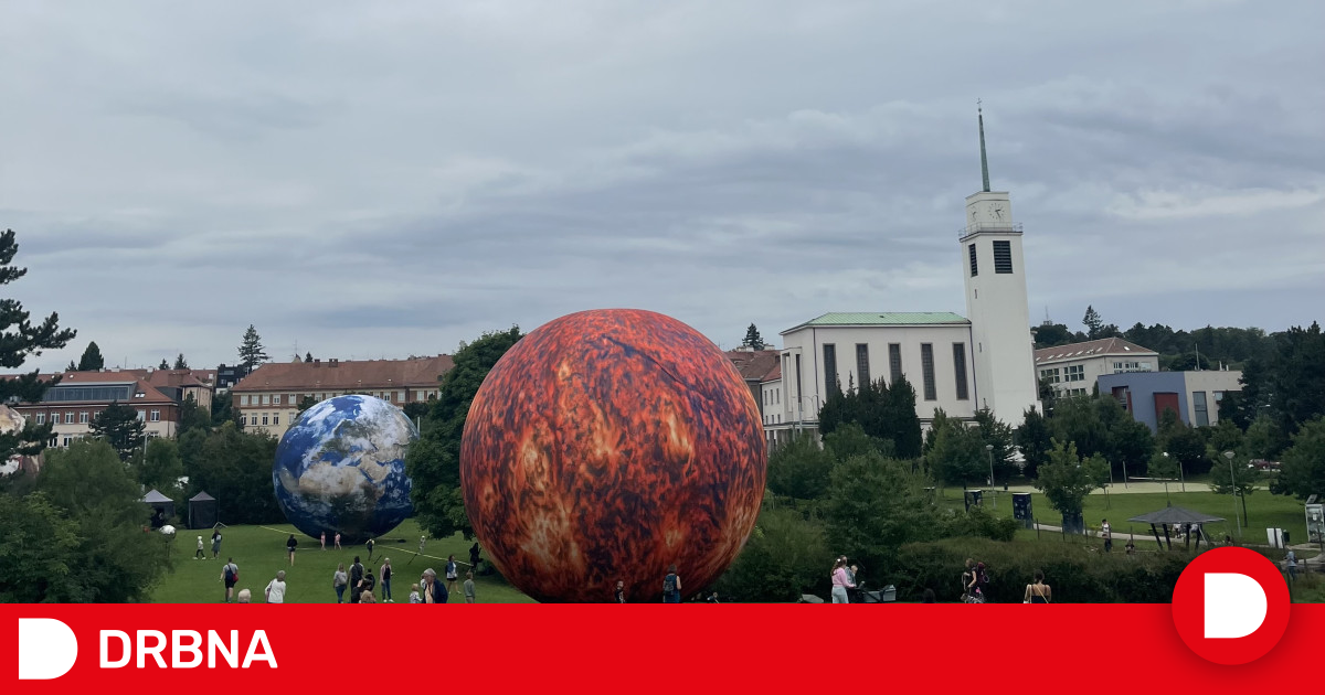 FOTOGALERIE: Vesmír uprostřed Brna. Na Kraví hoře vystavují obří planety