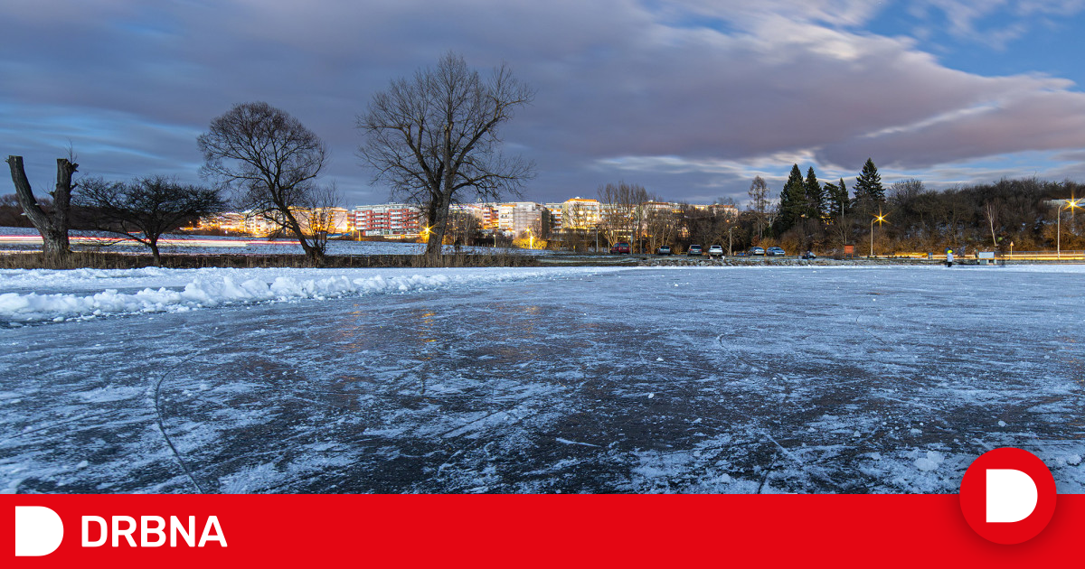 FOTO: Tenký led na Prýglu láká bruslaře. Vstup na hladinu ale zatím není bezpečný